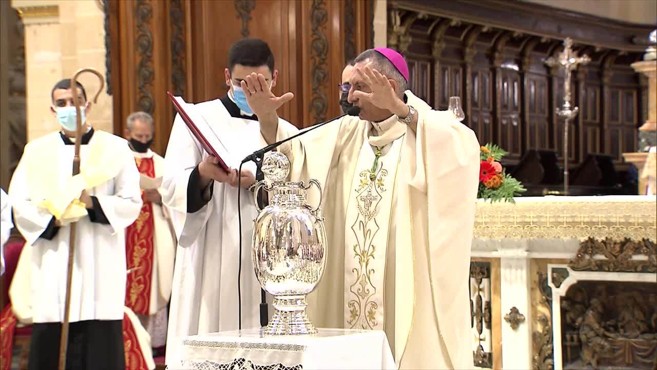 Bishop Anton Teuma blesses oils for sacraments - TVMnews.mt