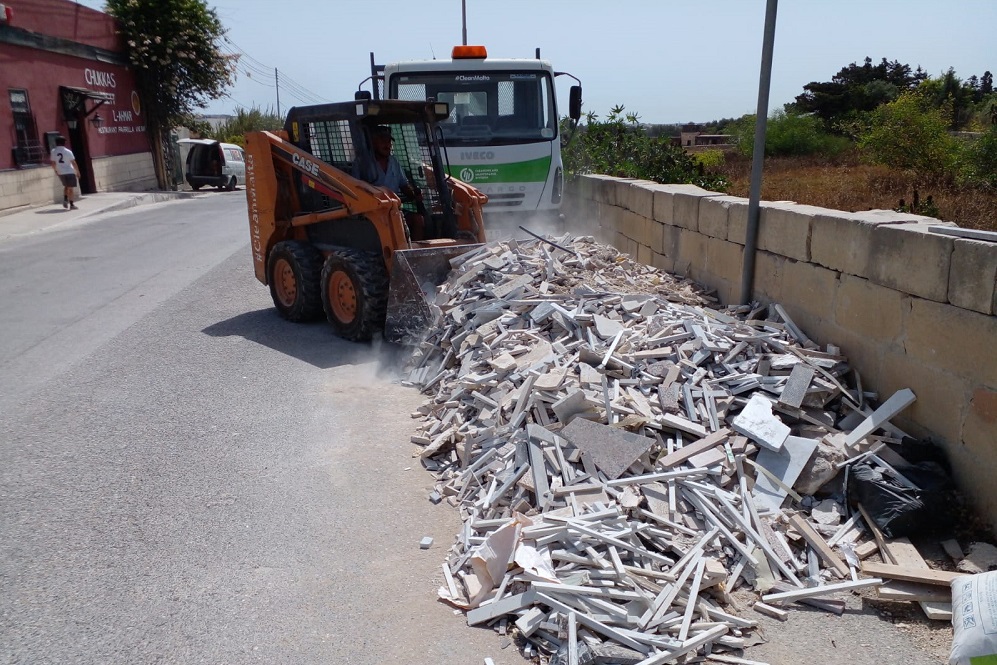 Smashed stones and broken tiles dumped in a Mosta road - TVMnews.mt