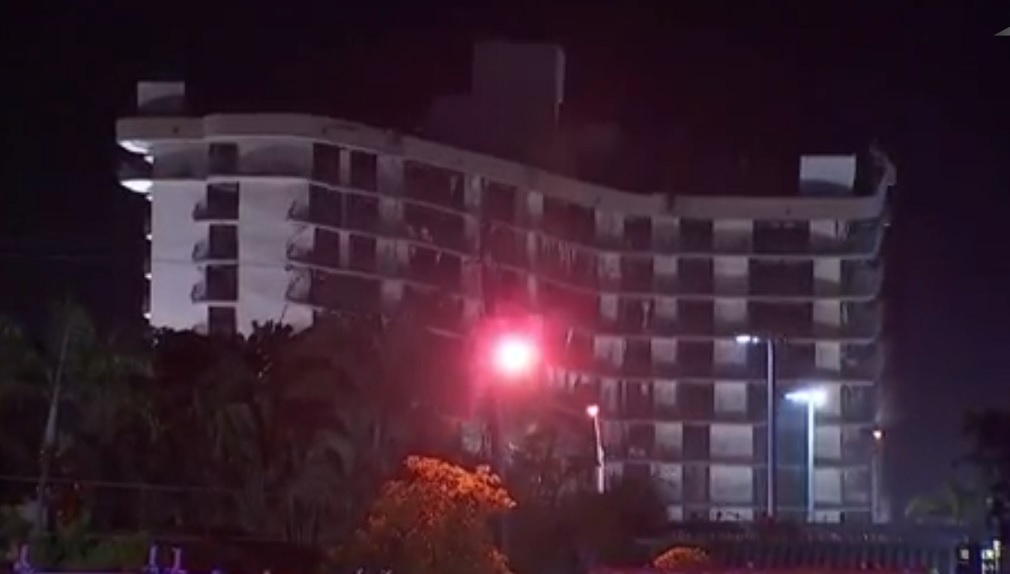 ARA: Il-binja f'Miami titwaqqa' kollha wara li ħasdet għexieren ta ...