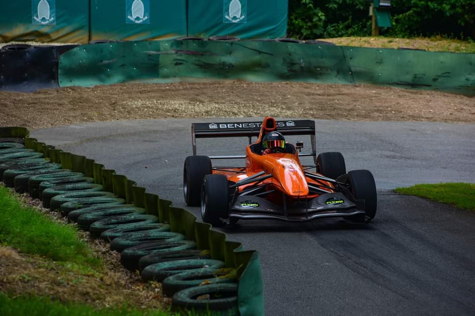 Zach Zammit jirbaħ il-klassi tiegħu f'Shelsley Walsh fir-Renju Unit ...