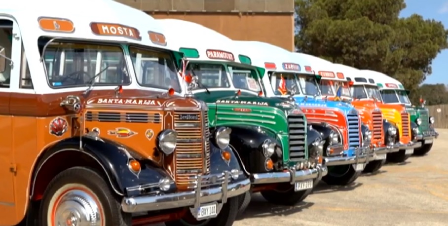 BIL-FILMAT: L-istorja "kkulurita" tal-karozzi tal-linja ta' Malta ...