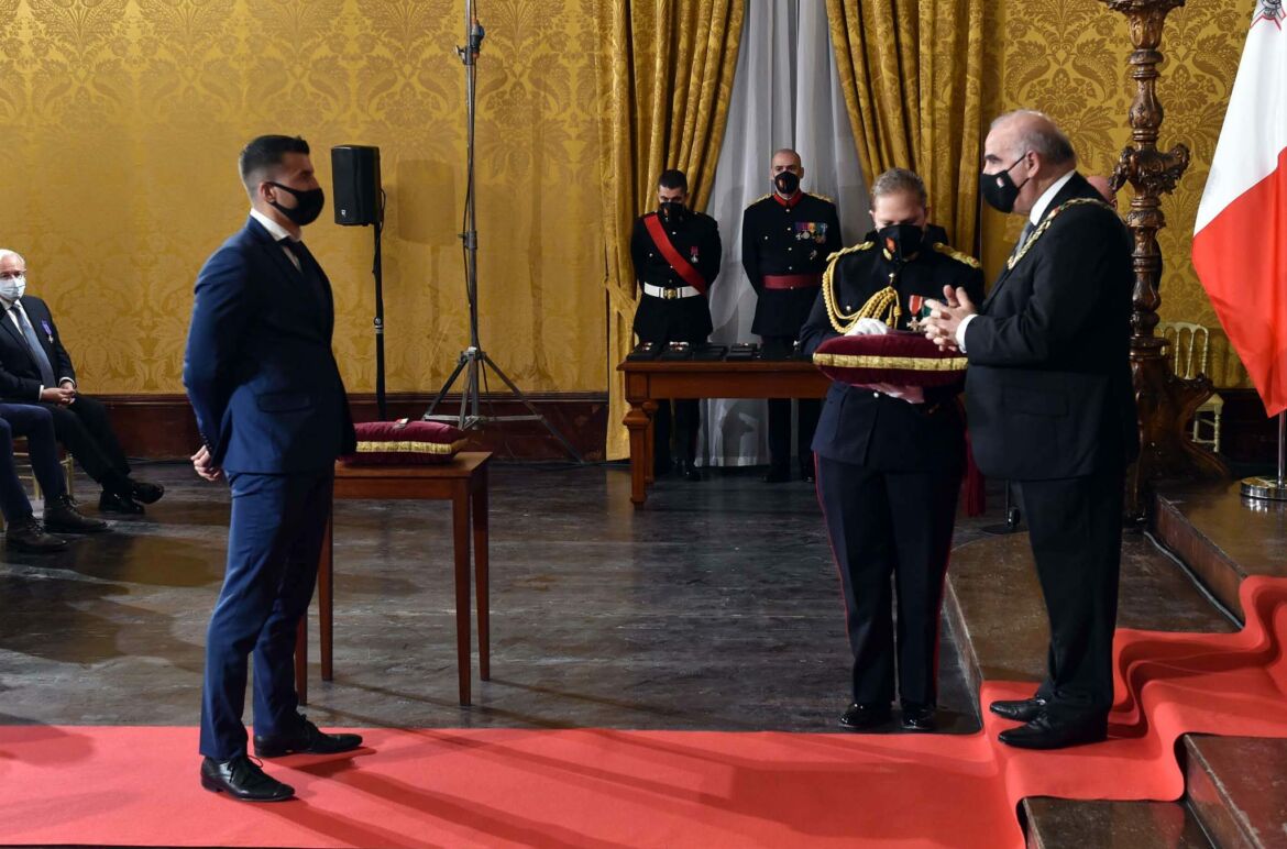 Sean Meli jingħata l-Midalja għall-Qlubija talli salva lit-tfajjel mill ...