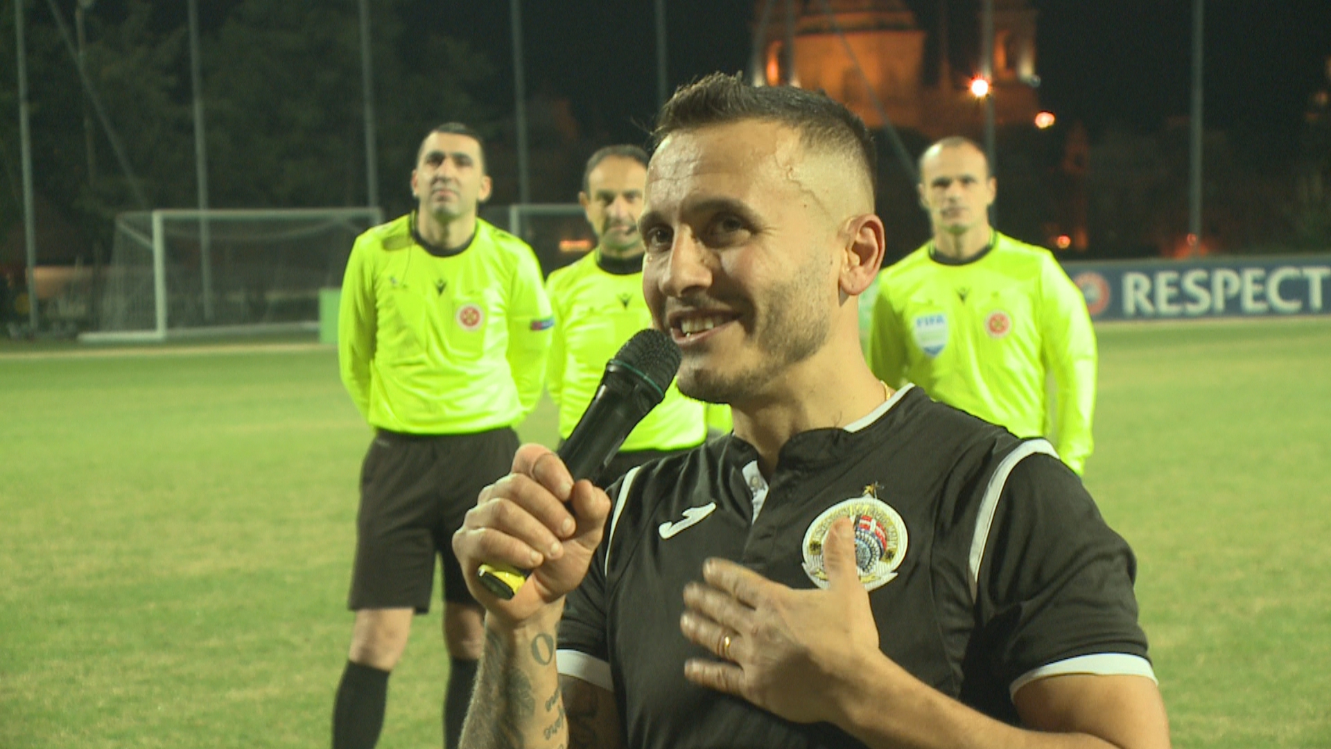 Andrew Cohen isellem lill-futbol milgħub ... jiskorja fl-aħħar logħba ...