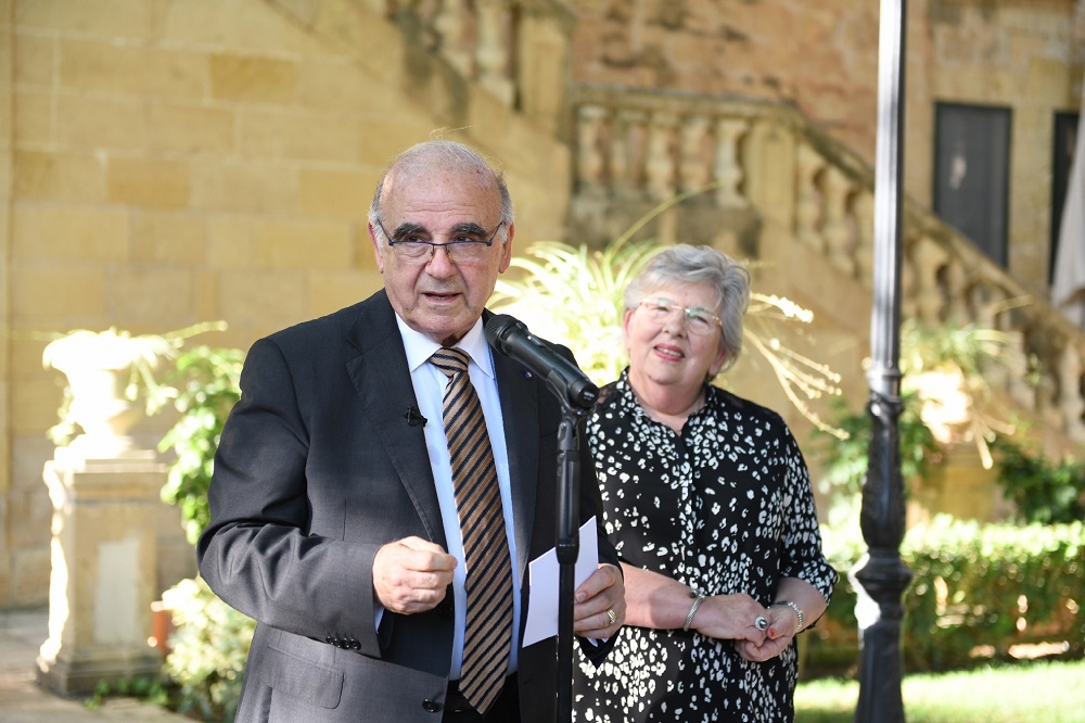 President in isolation after contact with a Covid positive person ...