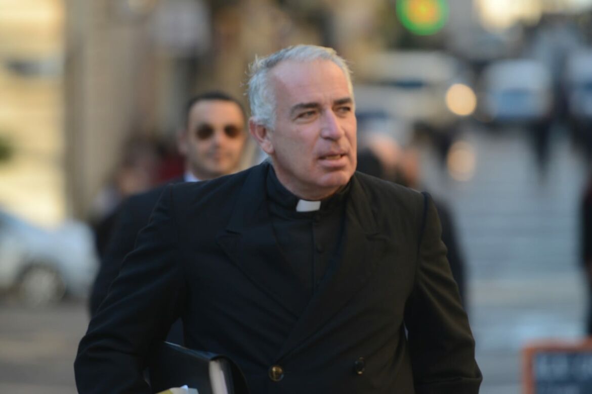 Fr David Muscat ma jinstabx ħati ta' kummenti omofobiċi - TVMnews.mt