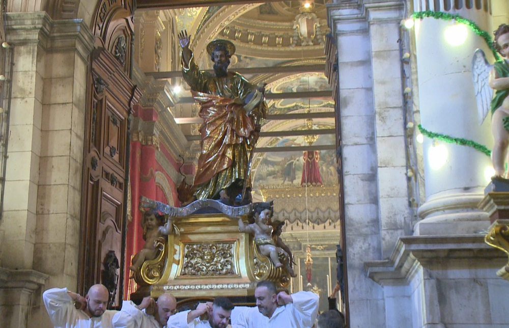 Il-vara ta' San Pawl Nawfragu toħroġ fit-triq fl-isfond tal-marċi ...