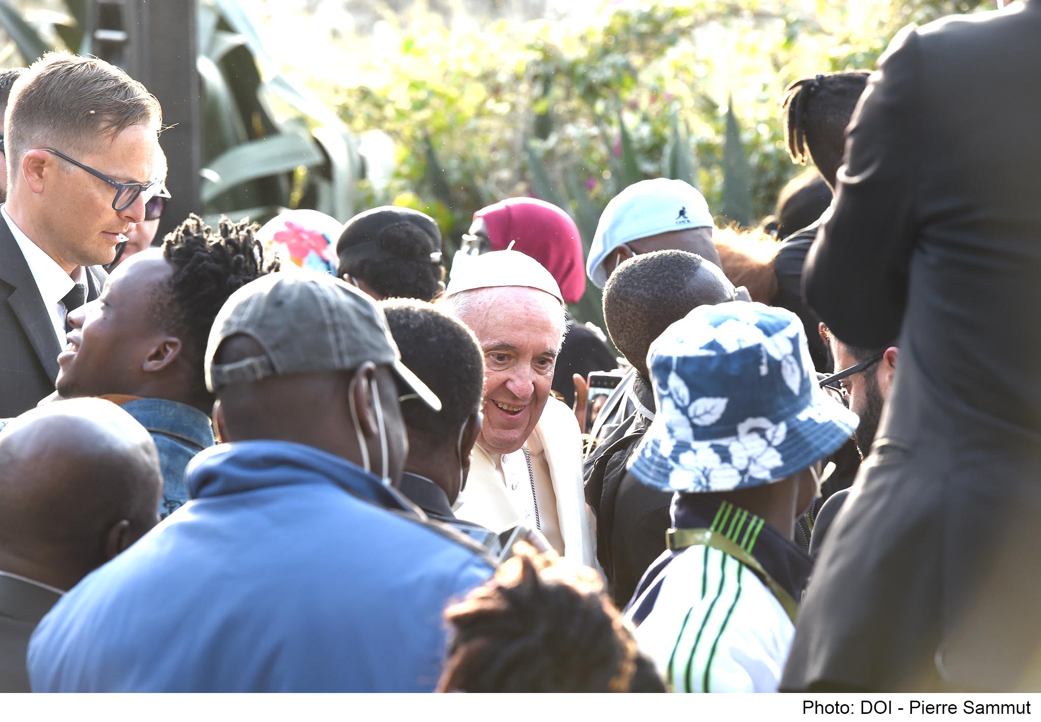 Immigrants are following the Pope's steps during Ħal Far visit - TVMnews.mt