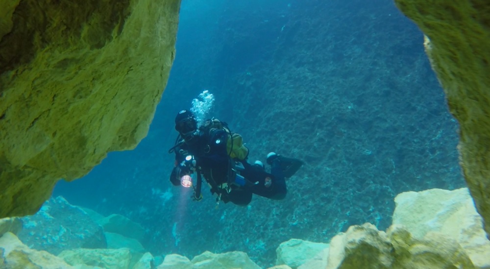 Watch how the Dwejra window collapsed... an undersea view - TVMnews.mt