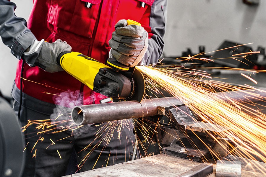 Worker sustains grievous injuries when using a grinder - TVMnews.mt