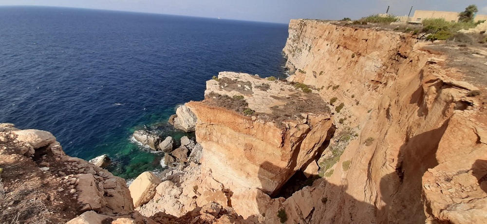 Fisherman dies after falling off Għar Ħasan cliffs - TVMnews.mt