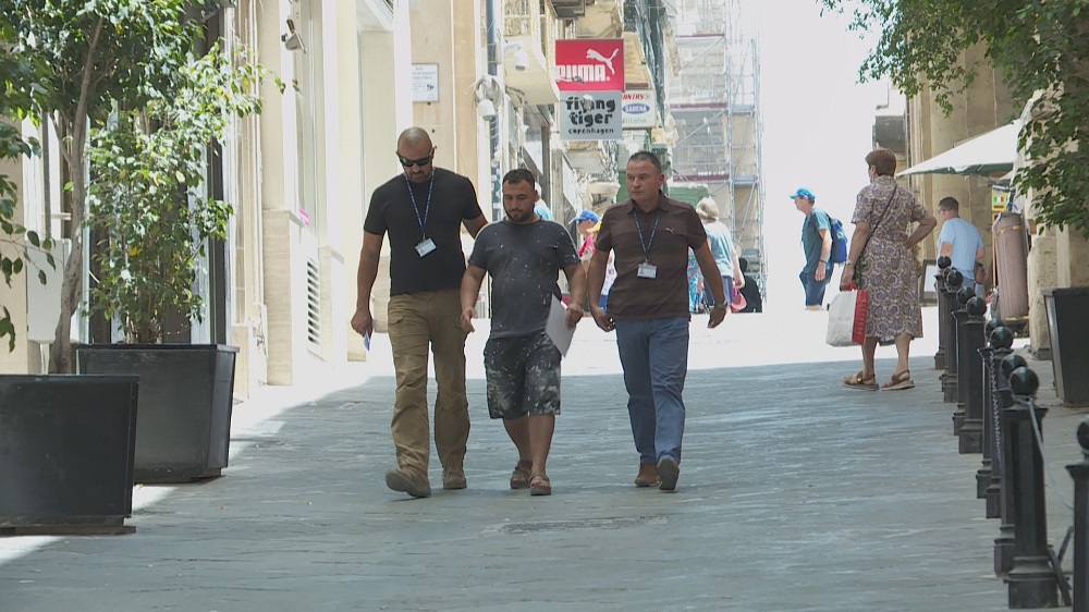 Raġel mixli li stupra tfajla b'diżabilità wara li taha lift għad-dar ...