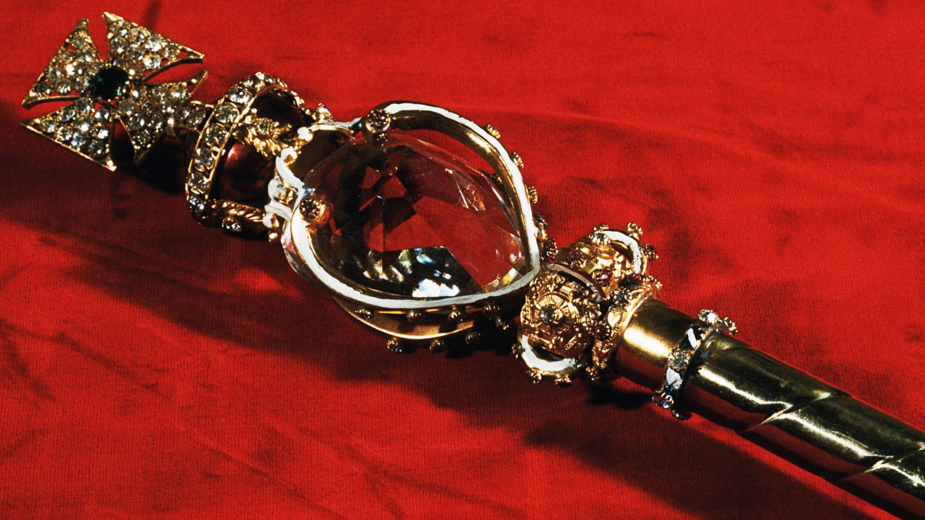 South Africa calls for return of diamond mounted on the Queen's Sceptre ...