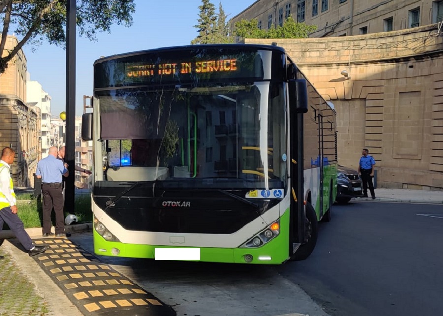 Raġel jeħlisha ħafif f'ħabta bejn mutur u karozza tal-linja - TVMnews.mt