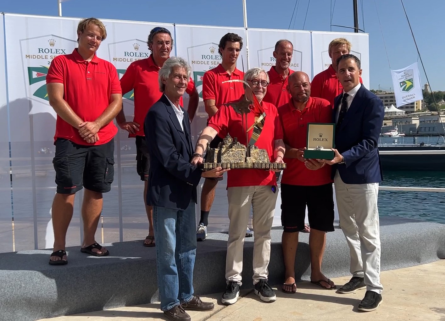 L-ekwipaġġ ta' Teasing Machine jirċievi l-unur tar-rebħ tar-Rolex ...