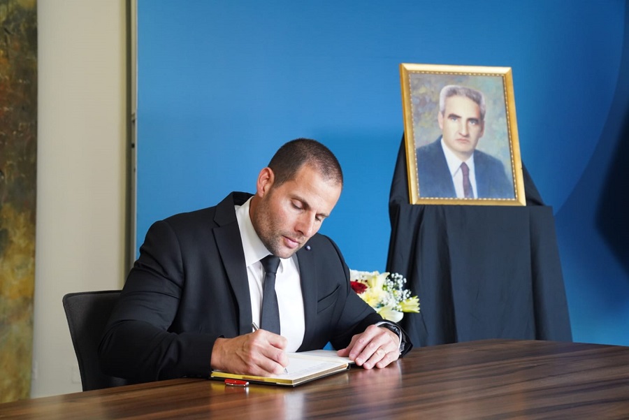 PM signs book of condolences for Karmenu Mifsud Bonnici - TVMnews.mt