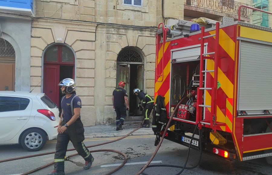 Watch: Firemen fighting a fire in Valletta residence - TVMnews.mt