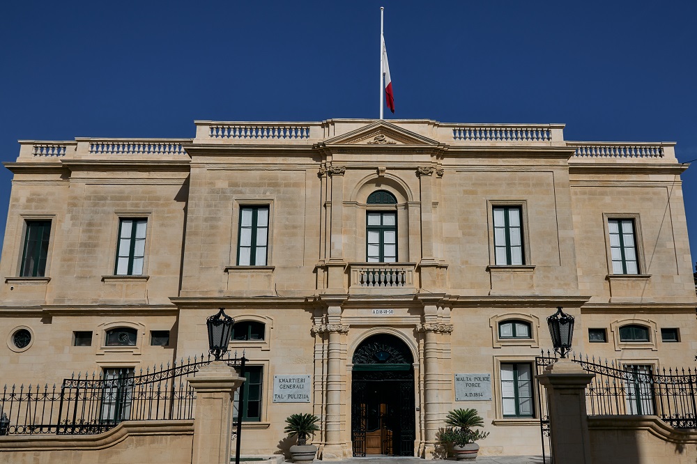 Il-Pulizija tappella għal ħwejjeġ biex tgħin omm ta' 5 itfal - TVMnews.mt