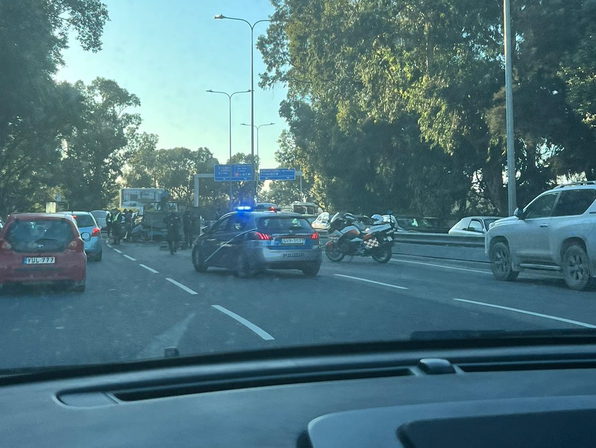 Machinery falls off vehicle, causing traffic congestion in Marsa ...