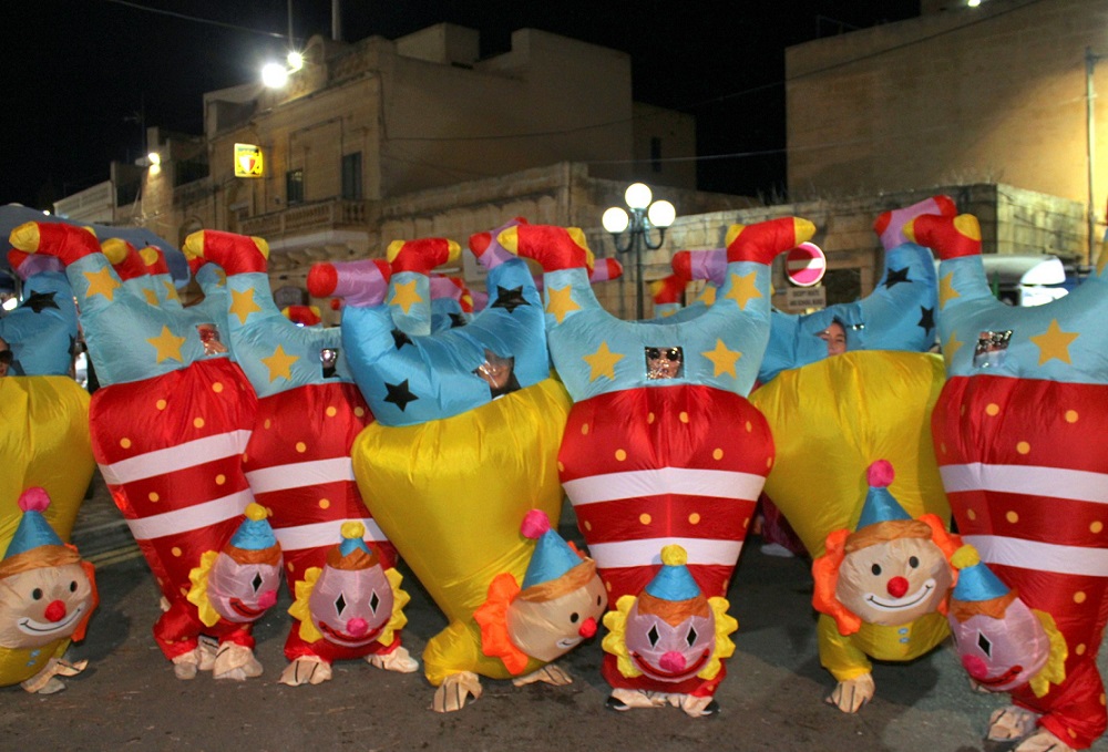 WATCH: 25,000 enthusiasts throng the streets of Nadur for spontaneous ...