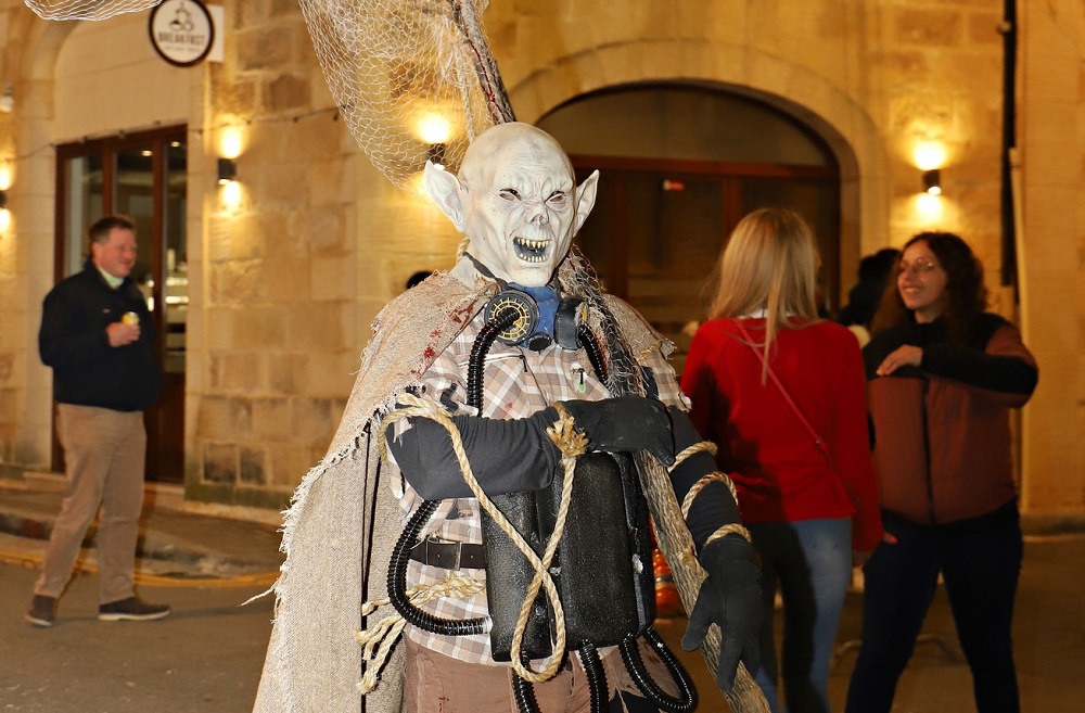 WATCH: 25,000 enthusiasts throng the streets of Nadur for spontaneous ...