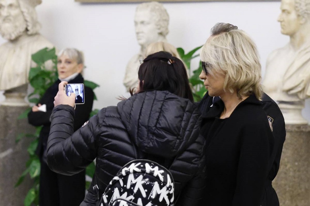 Controversy erupts over selfies taken with Maria De Filippi following ...