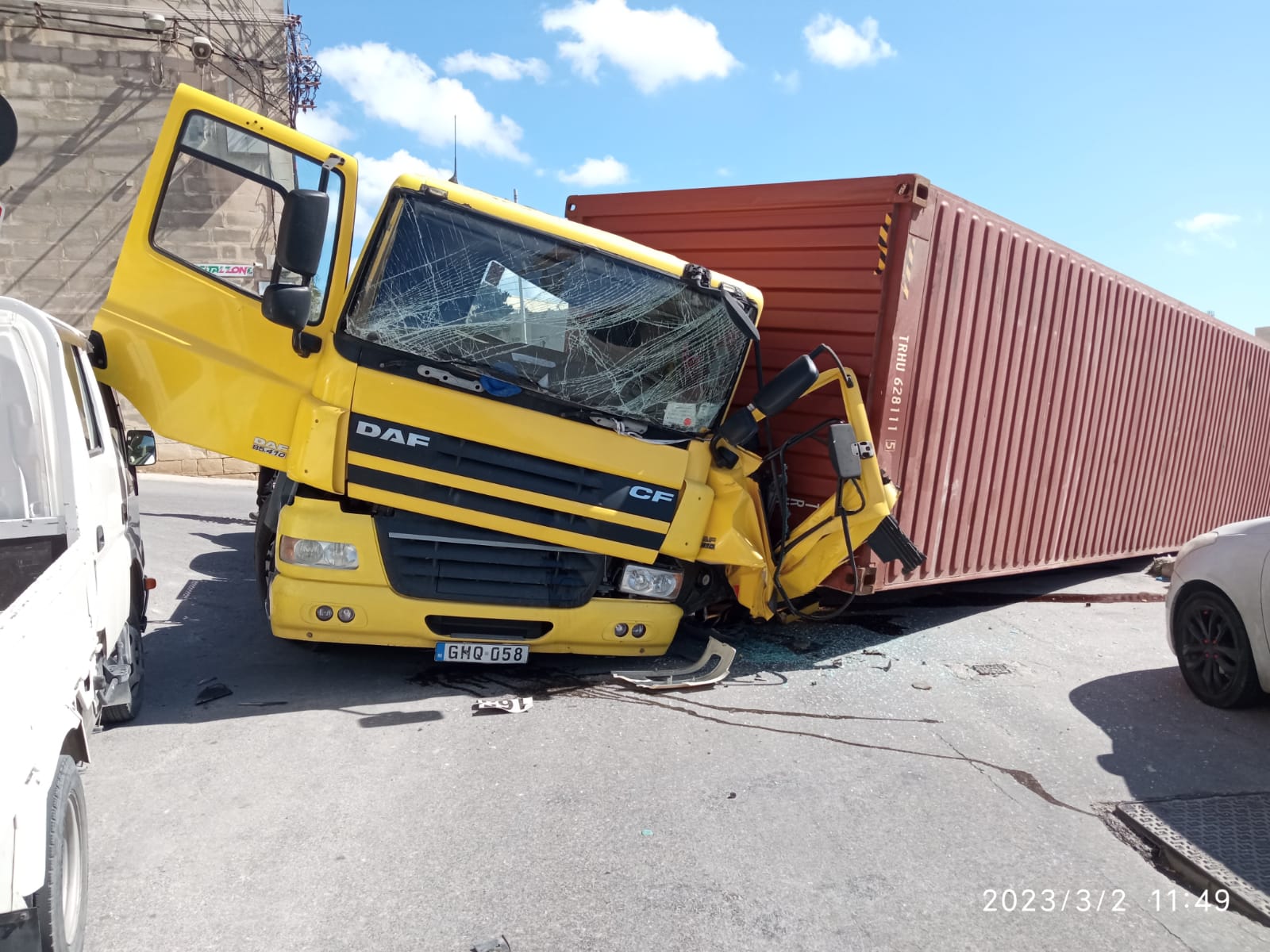 Container falls off trailer in Ħal Qormi - TVMnews.mt