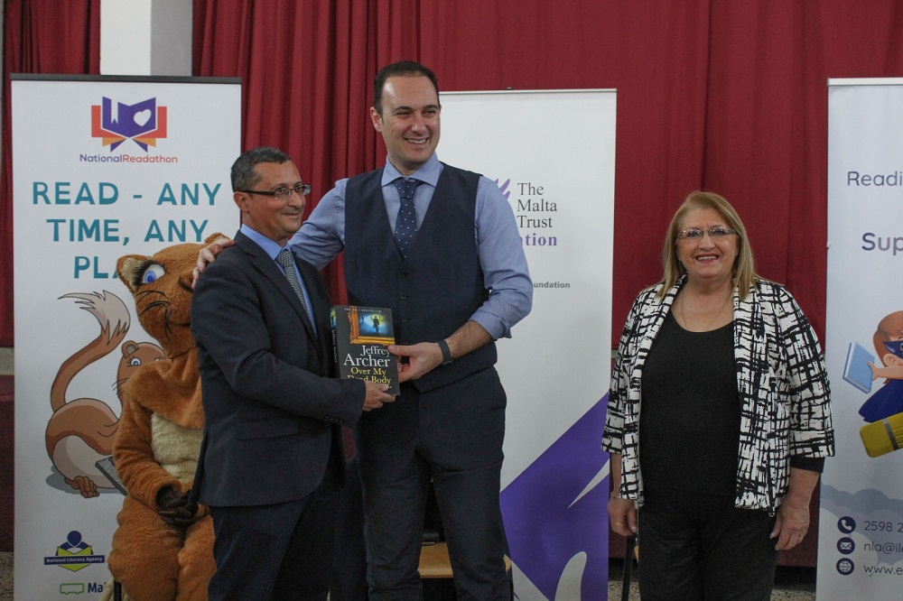 Primary school students take their favourite book for a bus ride ...