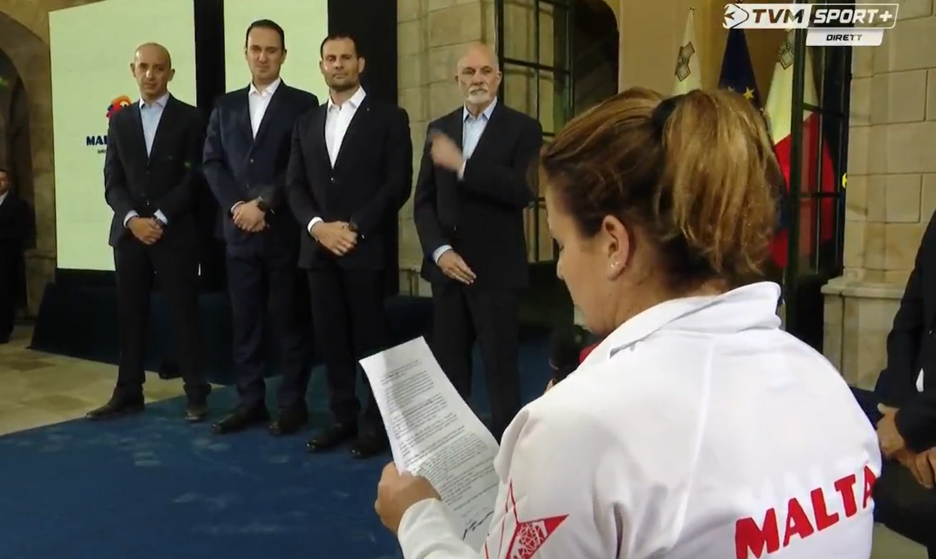 Matthew Galea Soler u Elaine Genovese se jġorru l-bandiera Maltija fiċ ...