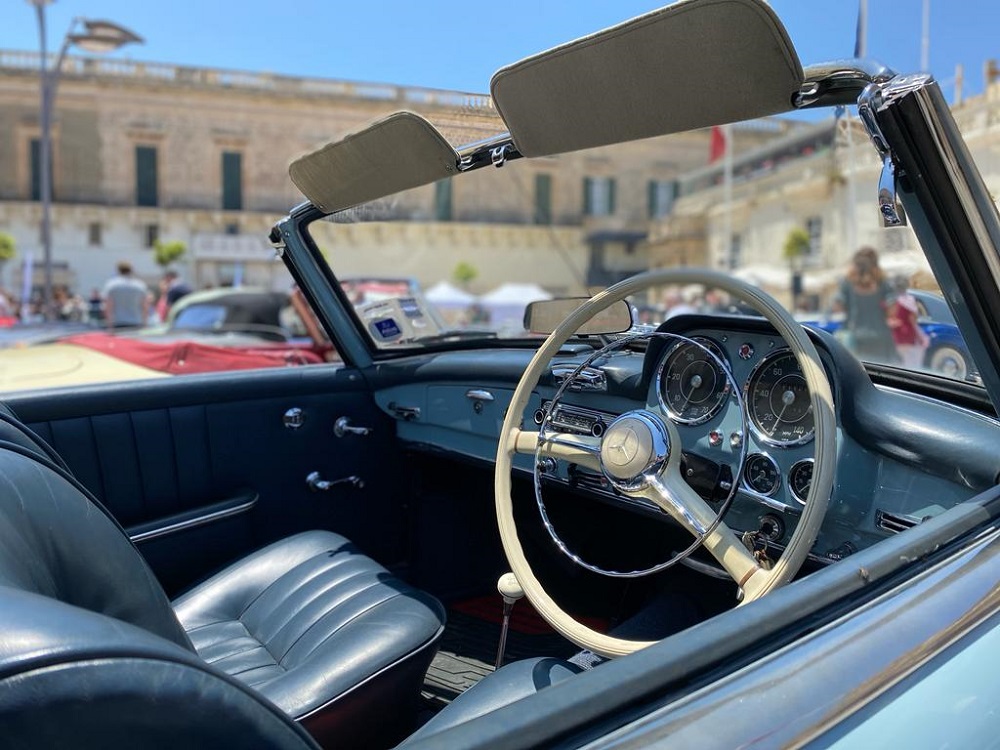 71 karozza antika, fosthom waħda ta' 100 sena, f'wirja fi Pjazza San ...