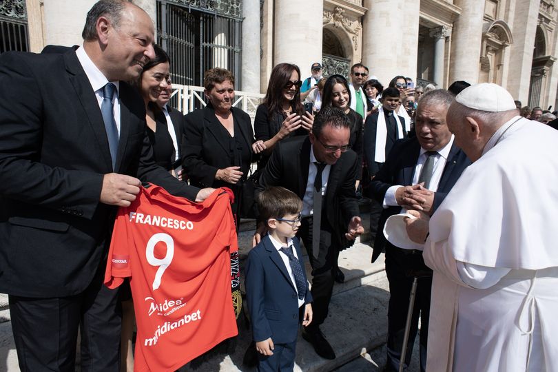 Joseph Portelli Presents Pope Francis with a Hamrun Spartans football ...