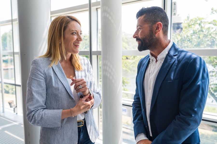 Roberta Metsola tilqa' eluf ta' żgħażagħ fil-Parlament Ewropew - TVMnews.mt