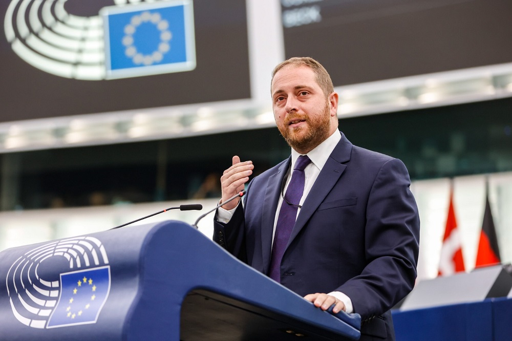 Alex Agius Saliba jiddiskuti mal-konsumaturi u importaturi ż-żidiet fil ...