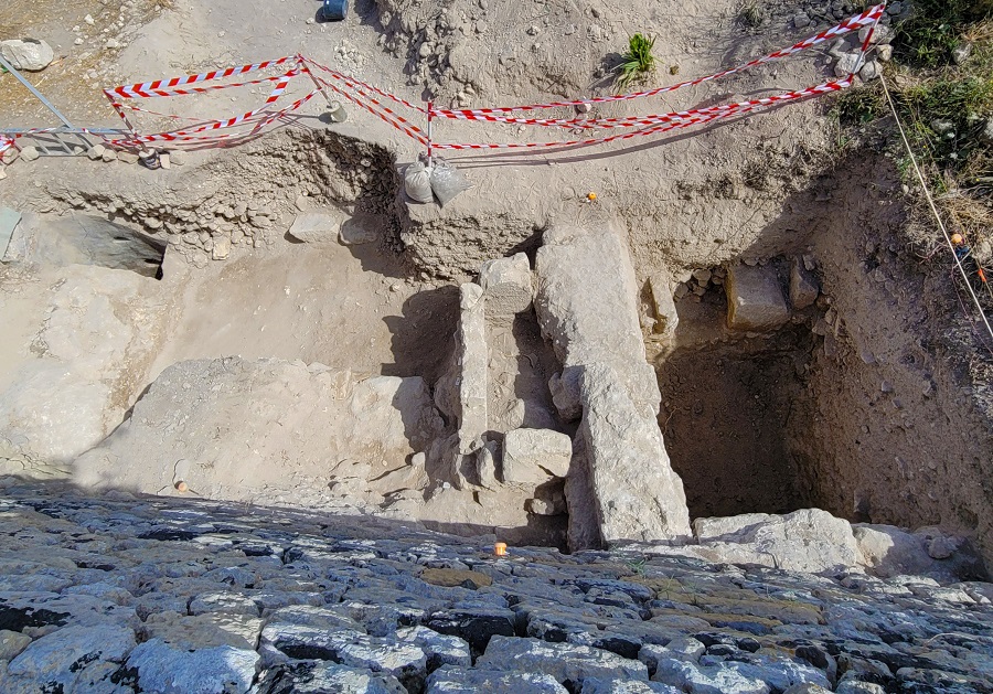 Jiskopru tliet ħitan Rumani m'ogħla tliet metri mad-Domus Romana ...