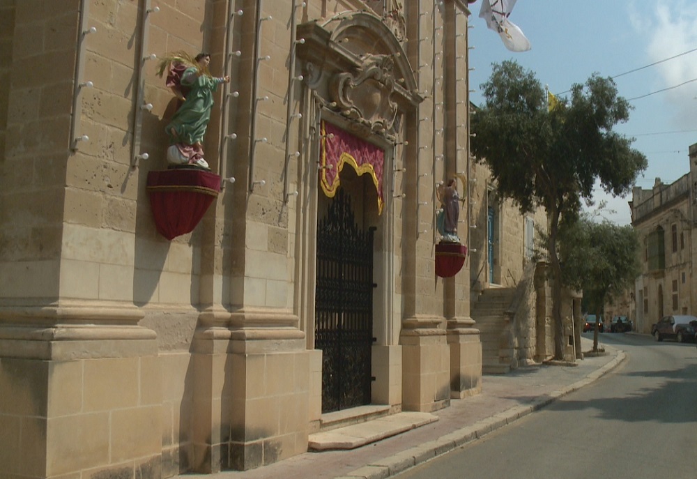 Żewġ voluntiera jżommu ħajja l-knisja ta' San Bert f'Ħal Tarxien ...