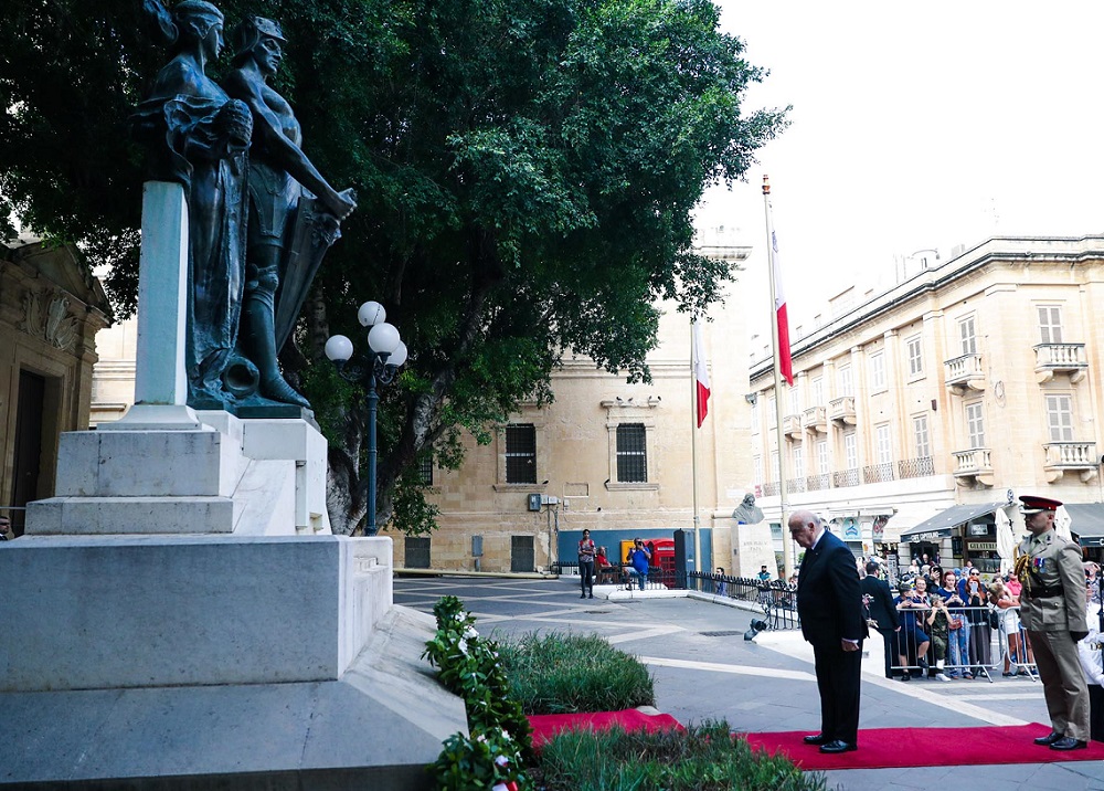 Il-President ipoġġi kuruna tal-fjuri fuq il-Monument tal-Assedju l-Kbir ...