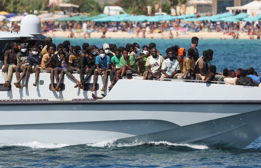 Hundreds of immigrants transferred from Lampedusa to Sicily - TVMnews.mt