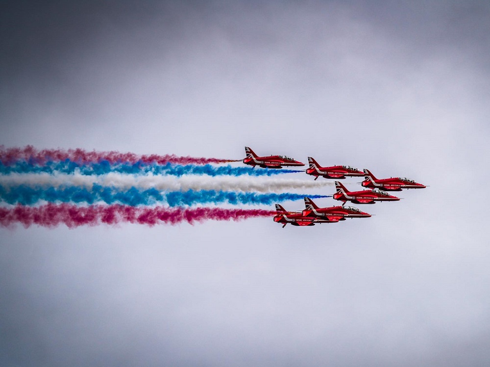 Red Arrows in thrilling display over St Paul's Bay - TVMnews.mt