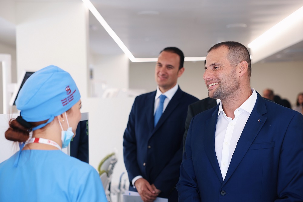 Il-PM jinawgura klinika tad-dentistrija f'Għawdex li tgħallem studenti ...