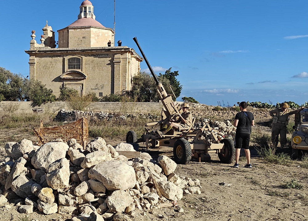 Suldati tal-Alleati u Nażisti "jiġġieldu" quddiem il-kappella Ta ...