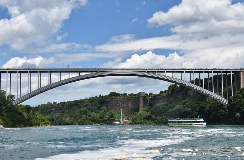 Car explodes on bridge connecting the U.S. with Canada - TVMnews.mt