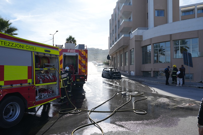 Karozza tieħu n-nar fil-Mellieħa - TVMnews.mt
