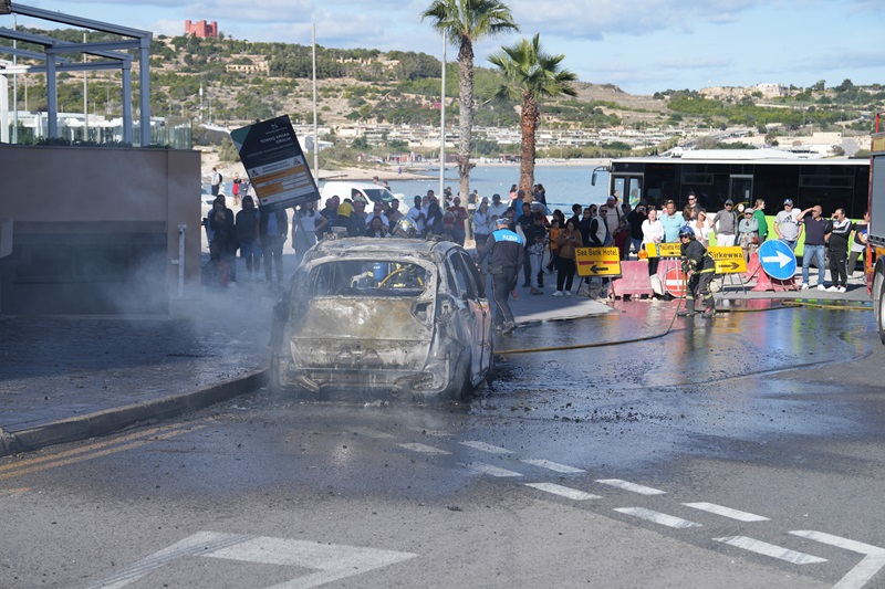 Karozza tieħu n-nar fil-Mellieħa - TVMnews.mt
