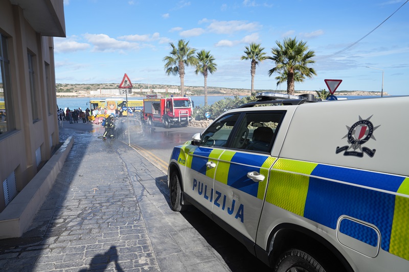 Karozza tieħu n-nar fil-Mellieħa - TVMnews.mt