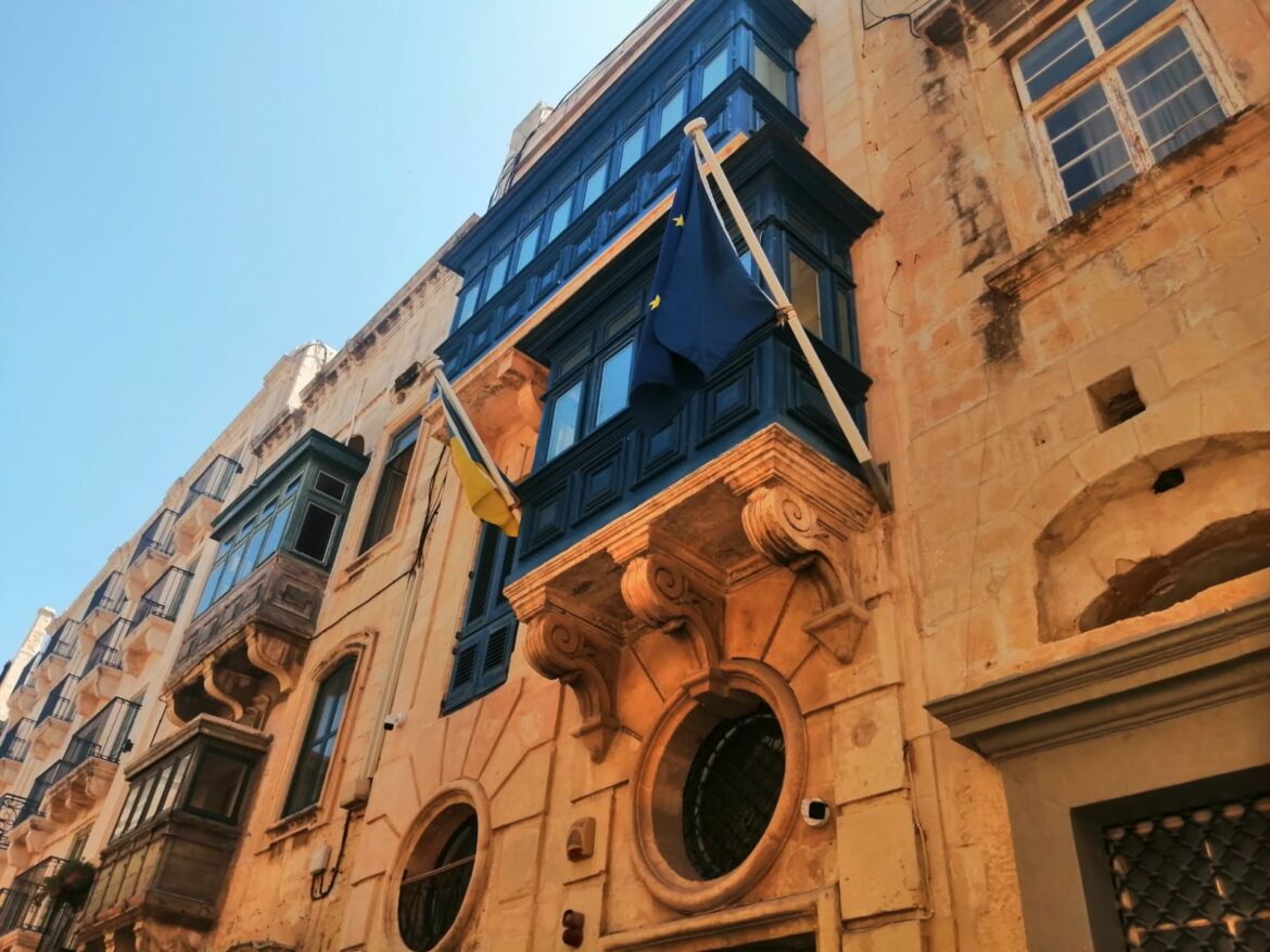 Il-Partit Abba joġġezzjona għall-bandiera Ukrena ma' uffiċċji tal-UE ...