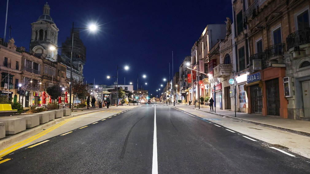 Jitlesta x-xogħol fuq il-wiċċ il-ġdid tat-triq fil-Pjazza ta’ Raħal ...