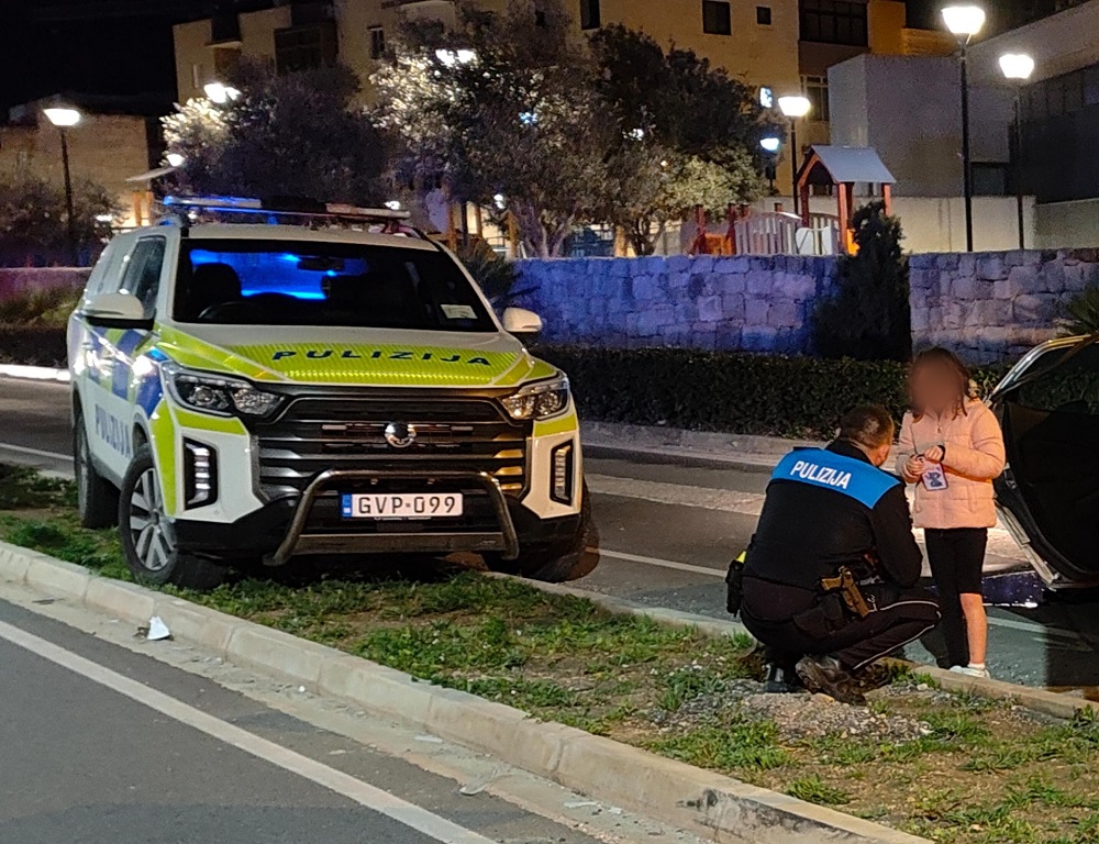Pulizija jgħid kelma ta' kuraġġ lil tifla f'karozza involuta f'inċident ...