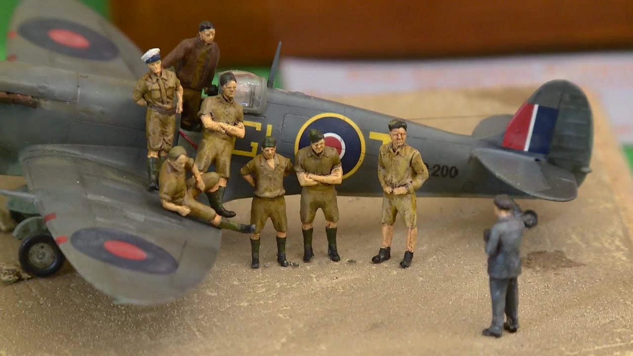 Small model, only 28 mm, among 400 models made out of recycled material ...