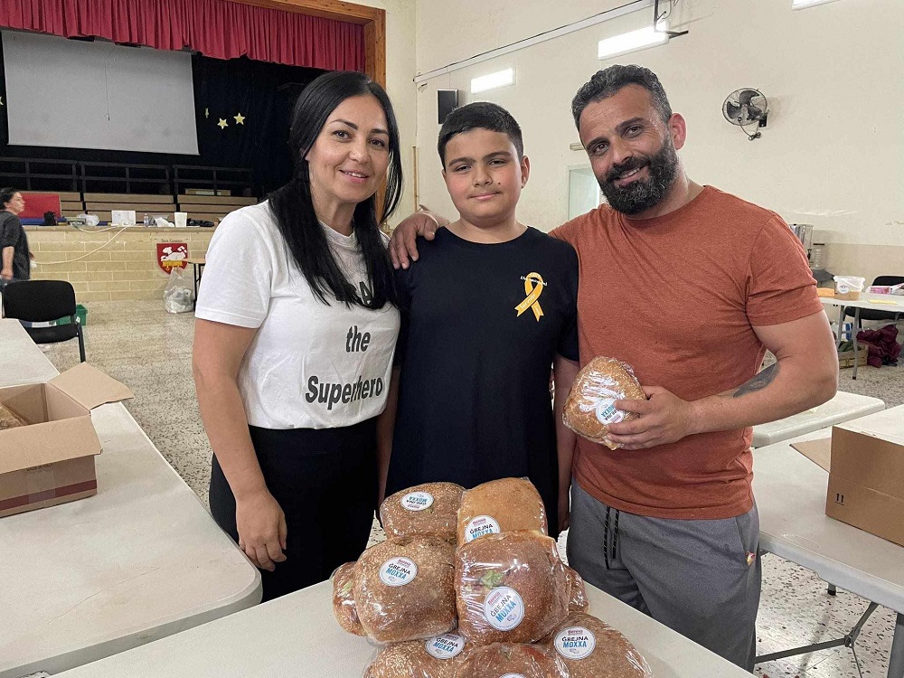 70 voluntier jgħinu tifel li fieq mill-kanċer u l-ġenituri jħejju ...