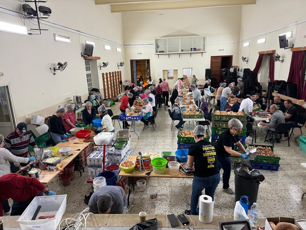 70 voluntier jgħinu tifel li fieq mill-kanċer u l-ġenituri jħejju ...