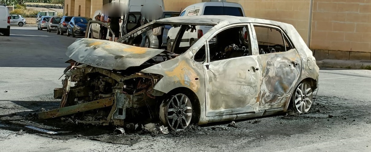 2 żgħażagħ l-isptar wara ħabta li fiha karozza ħadet in-nar - TVMnews.mt